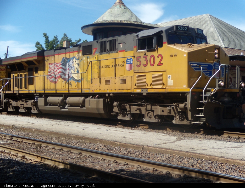 UP 5302 leads the KOAMN eastbound